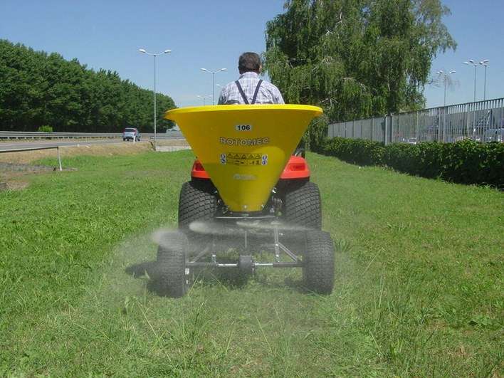 Esparciadora de Sal de Arrastre. ROMOTEC modelo POLY BABY HOP 106 230 ...